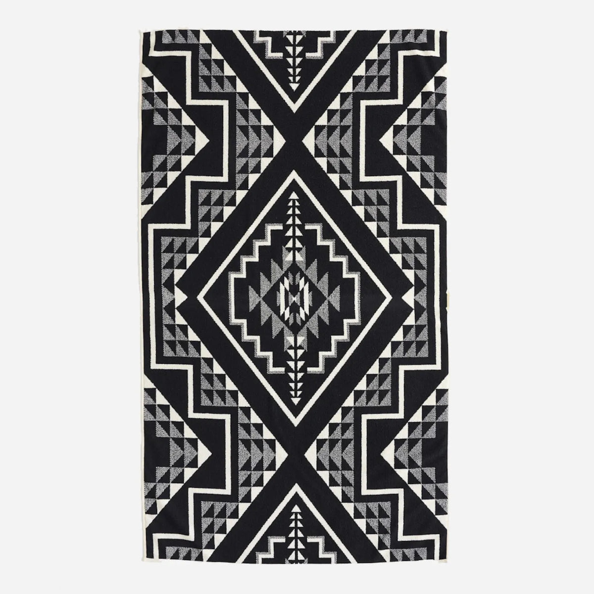 Pendleton Oxbow Oversized Jacquard Beach Towel – Black/White